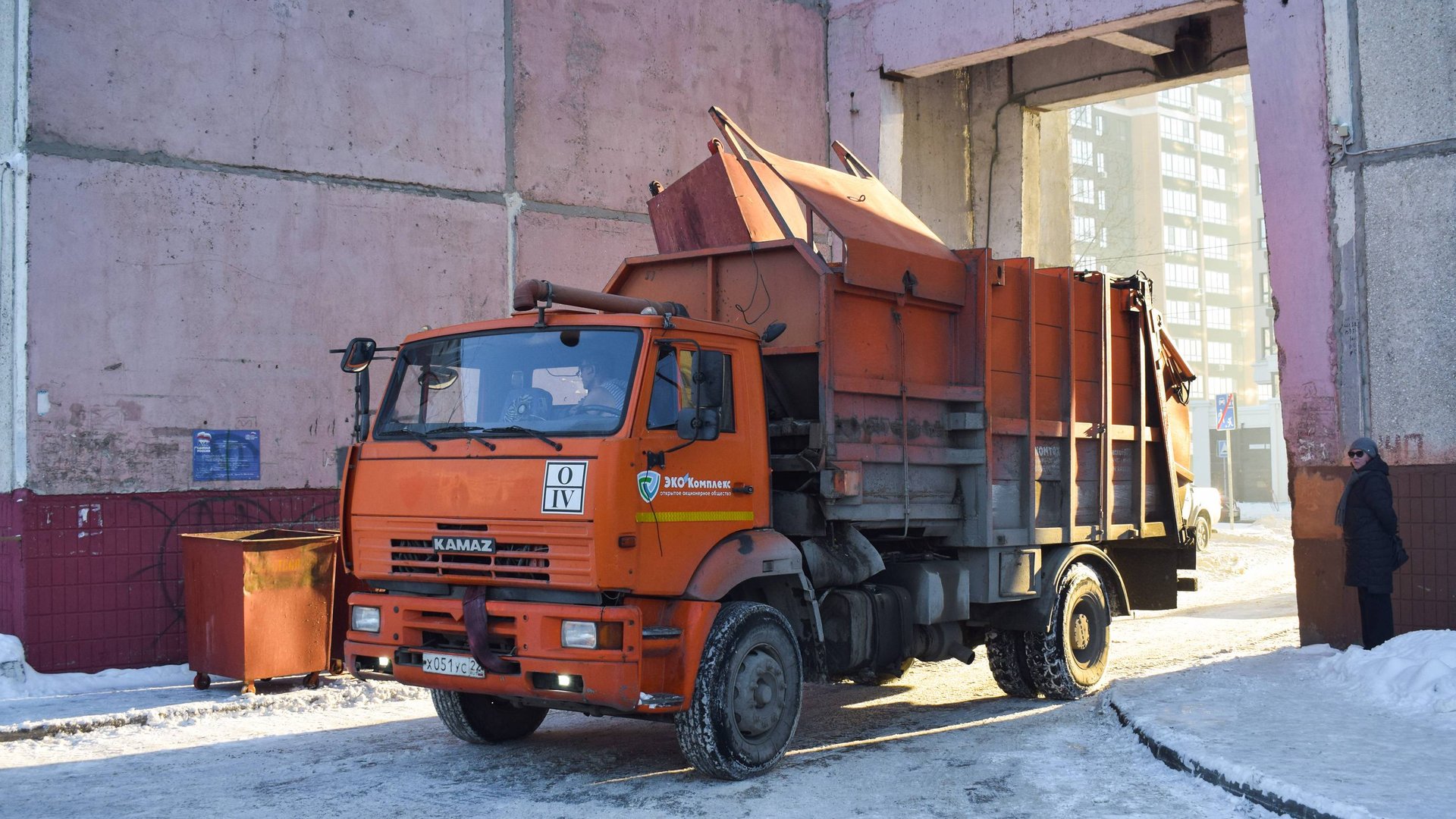 Мусоровоз МКМ-4605 (МК 4453-05) на шасси КамАЗ-53605-62 (Х 051 УС 22) / KAMAZ garbage truck.