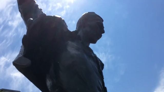 памятник Фредди на набережной Монтрё