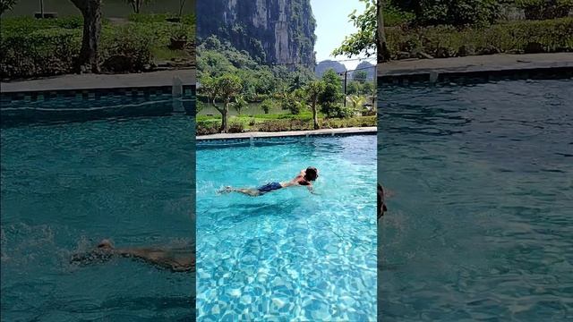 С утра в бассейн!