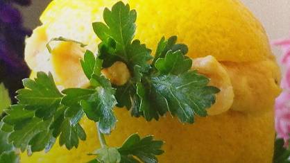 Лимоны, фаршированные паштетом из нута.