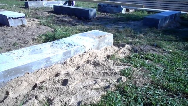 Первый брус положила хозяйка будущего дома