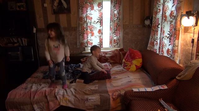 2017 07 08  Погорелка. Дети скачут на диване