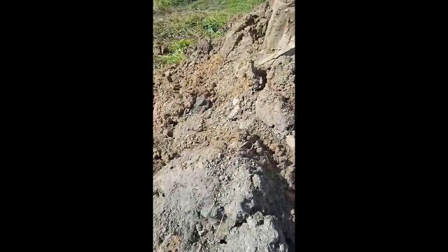 Копают траншеи как окопы, кинула трубу