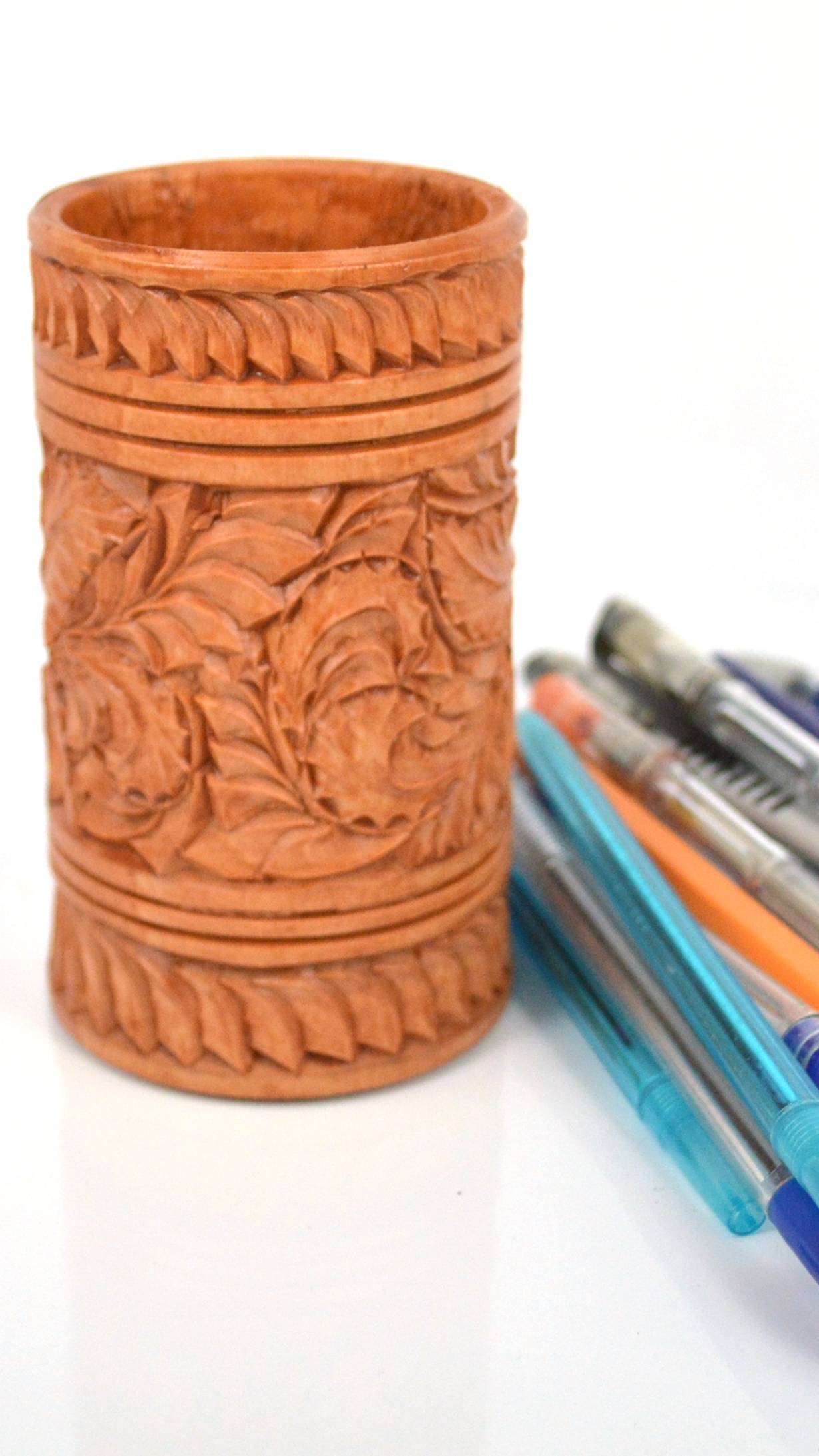 Деревянная резная карандашница
