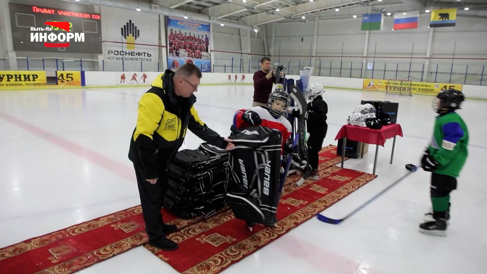 «РН-Юганскнефтегаз» обеспечил экипировкой хоккеистов