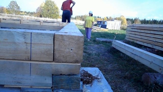 Продолжение стройки дома из бруса, вбиваем плоские шканты