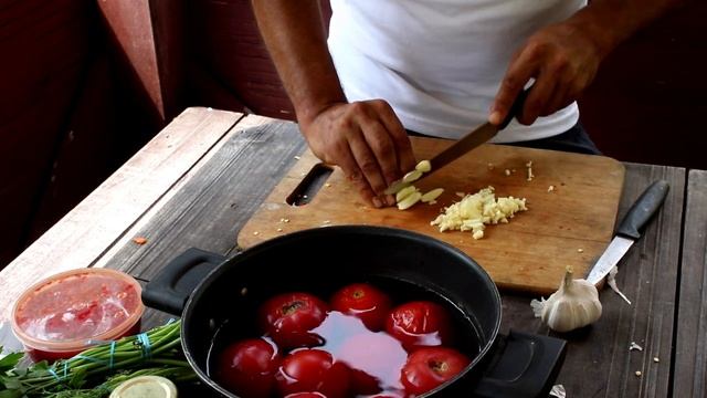 Грузинское блюдо чашушули в чугунном казане