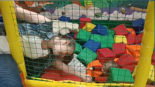 Давид, Яра и мама играют