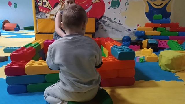 Давид Яра и мама строят домик