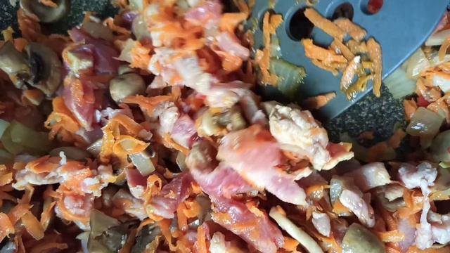 Готовим ужин: спагетти с мясом и овощами.mp4