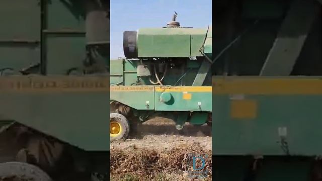 Комбайн убирает