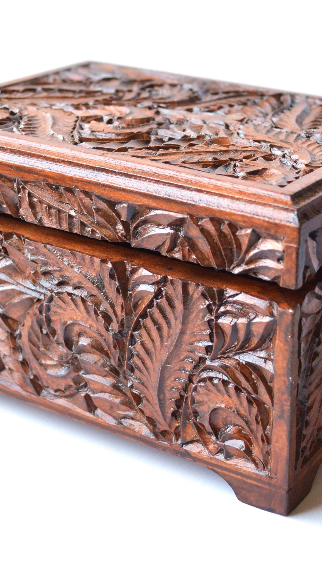 Деревянная резная шкатулка