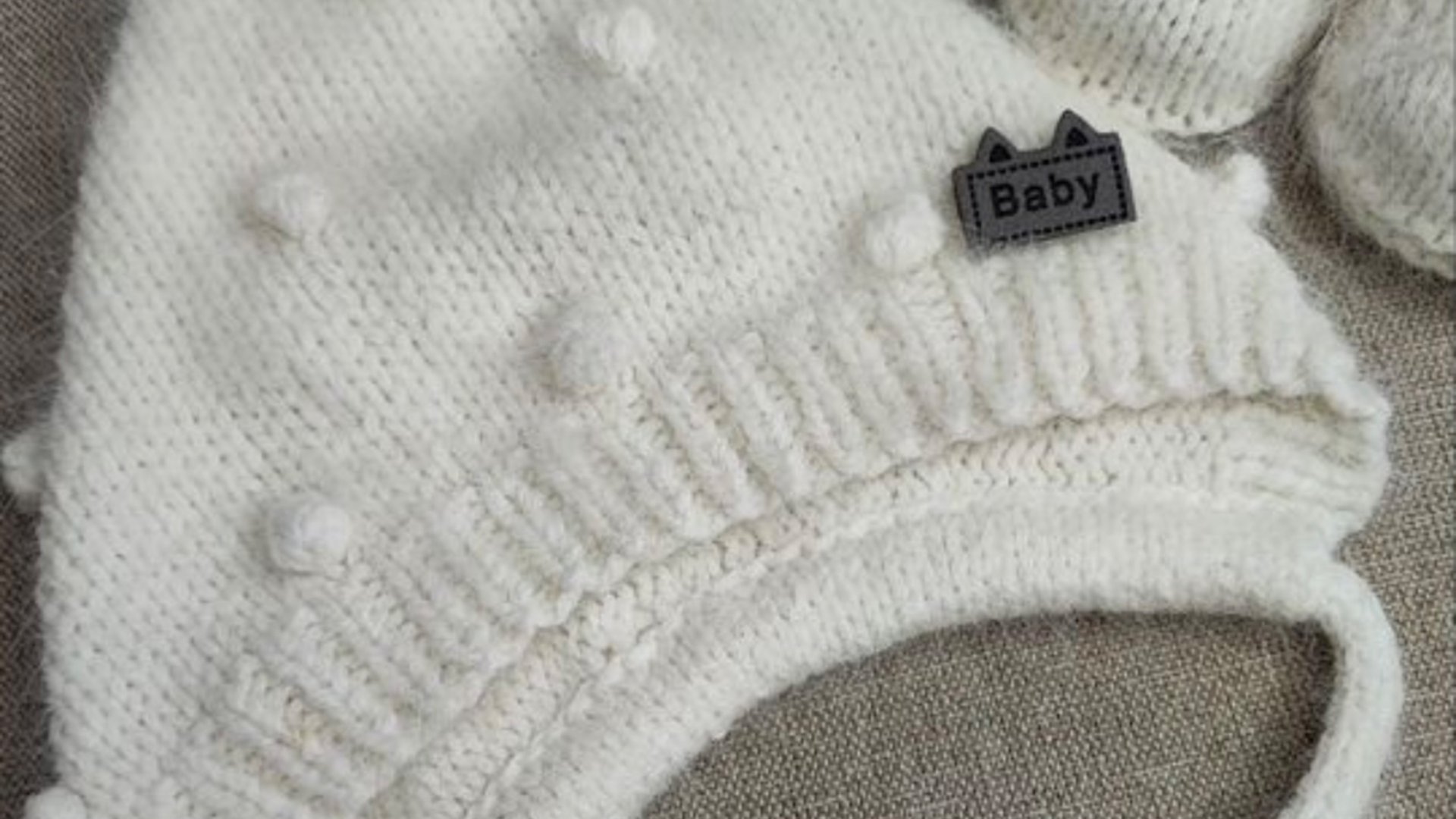 Вязаный спицами чепчик для детей