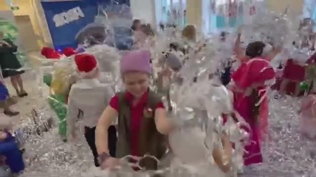 Школьный новогодний утренник у Оли. #аутизмнеприговор