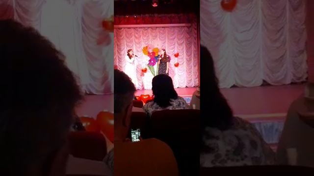 Катя и алена поют песню про маму