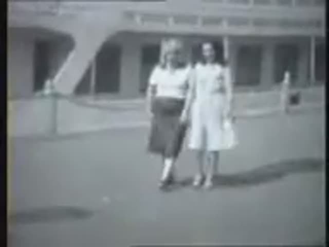 отец провожает маму в круизЪ  1983