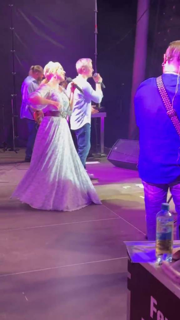 Шёл казак на побывку домой... Тыгыдым-тыгыдым🐴💂♂ Пелагея и Александр Волкодав - Ялта 12.06.2022