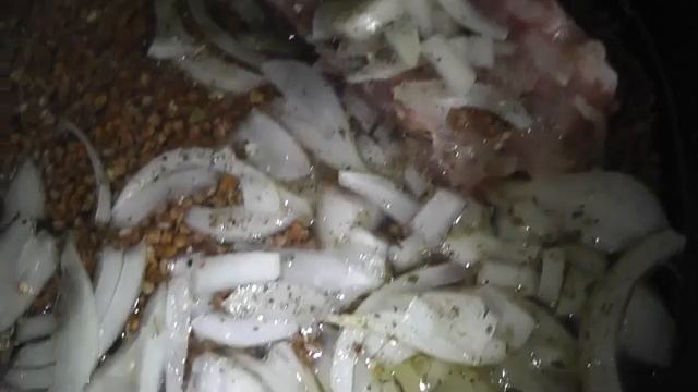 Гречка с луком и спинкой курицы