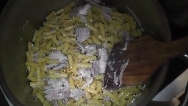 мясо и лапша в масле