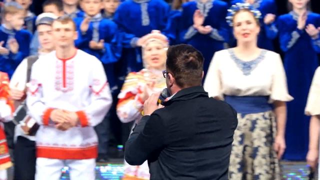 Храни Бог Россию зрители встали на эту песню встают как на гимн!