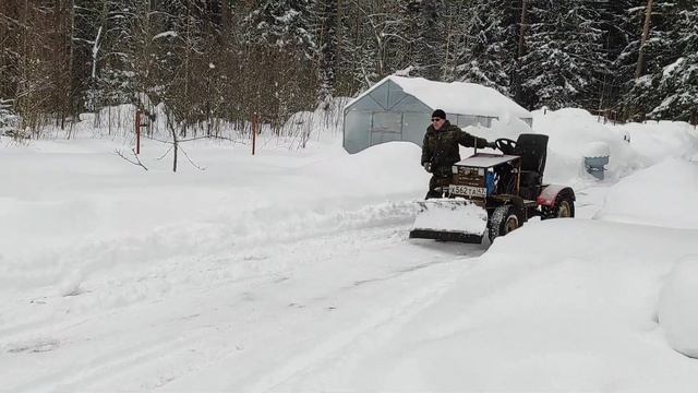расчистка снега самодельным мини трактором. который кто-то окрестил болидом)