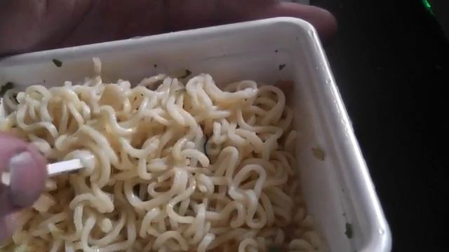 ем доширак рабочий обед