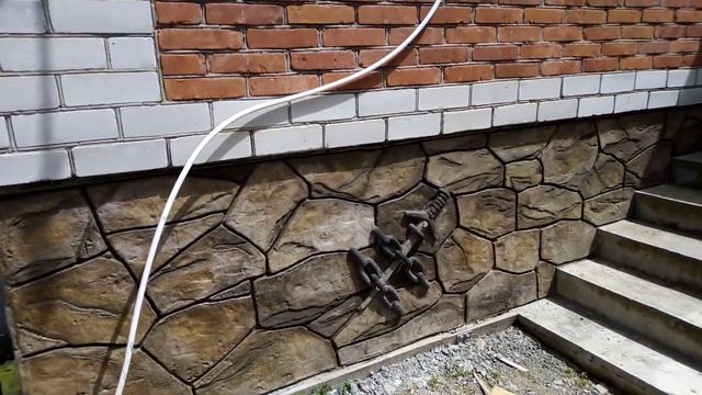 Имитация природного камня на цоколе