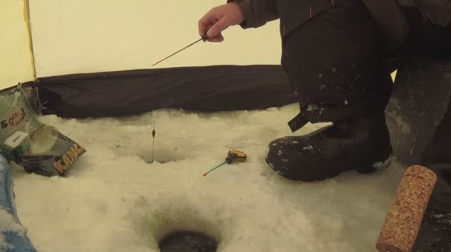 ЛОВЛЯ ПЛОТВЫ НА КИВОК И МОРМЫШКУ. ДЕРЖУ ПАЛАТКУ, ЧТОБЫ НЕ УЛЕТЕЛА. ЛОВЛЮ ОДНОЙ РУКОЙ