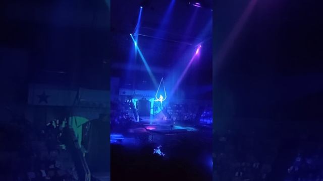 Выступление акробатки. представлением под названием "Цирк дождя".