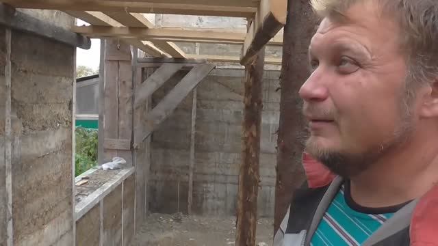 Треснули балки на столбах. Неспешно работаю. Навожу порядок. Отвечаю на ваши вопросы.