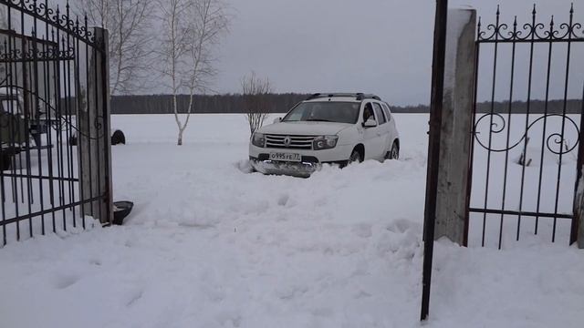 Дастер в снегу самоблоки везде
