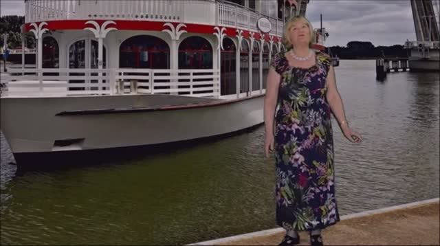 Песня "Пароход белый беленький" поёт Галина сливко . 2022.