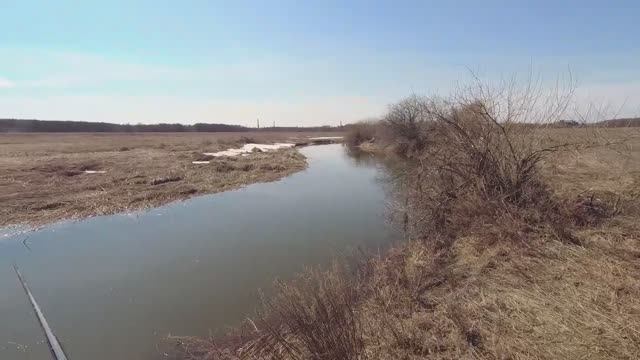 ЛОВЛЯ ПЛОТВЫ НА МАХОВУЮ УДОЧКУ. РЕЧКА ПЕРЕПЛЮЙКА РАЗДАЕТ РЫБУ