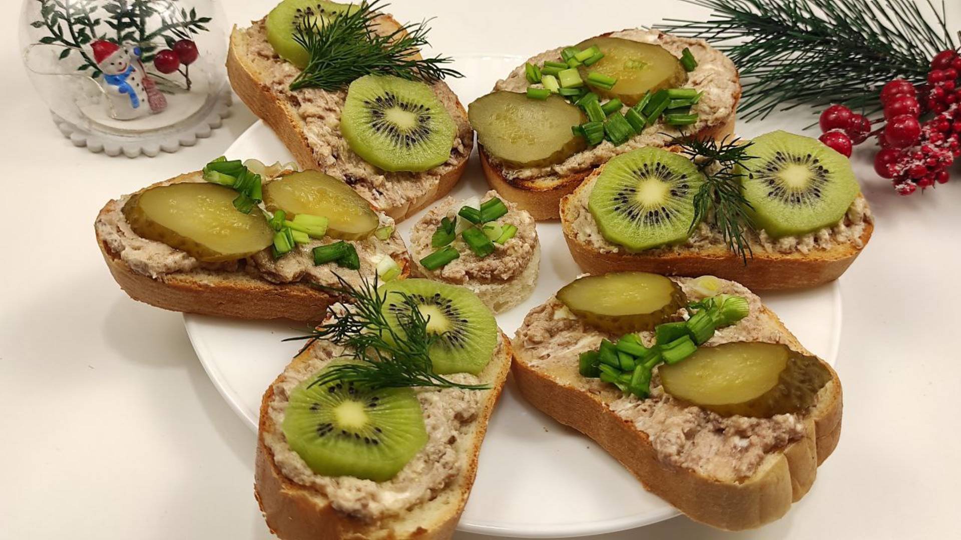 Моя ходовая закуска на новогодний стол! Бутерброды с печенью трески и творожным сыром за 5 минут!