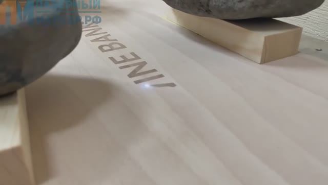 УФ лазерный маркер на массиве