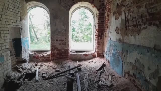 Внутри разрушенного дома дворянской усадьбы Полторацких "Грузины". Торжок. часть 2.