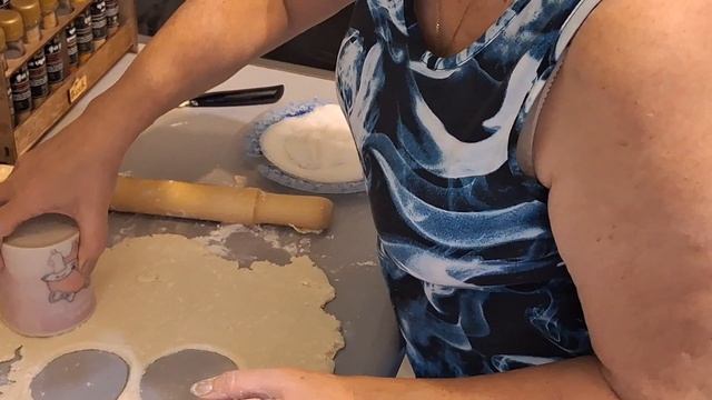 приготовили твороженные конвертики ,гусиные лапки