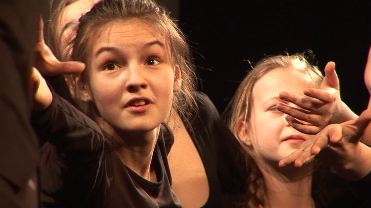 Продолжение 4 февраля. Дети на сцене и за кулисами.