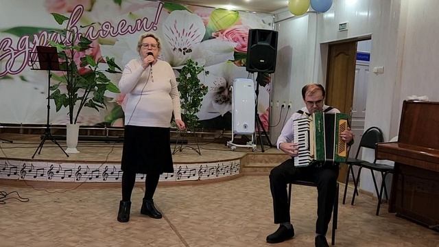 Зинаида Кузьмина (сопрано), Виктор Гурнов (аккордеон) - Друзья, купите папиросы!