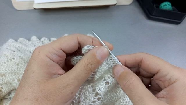 Теплая косынка с пришивными коймами. Часть 5.