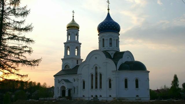 город Заволжье. Стрроительство Троицкой церкви.