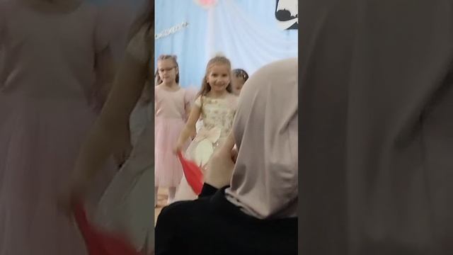 Софочка с девочками поют частушки для мам