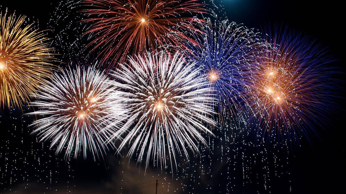 Салют. Звук праздничного салюта