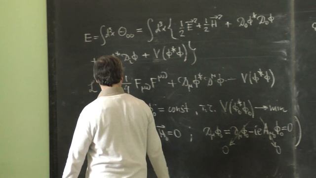 Степаньянц К. В. - Классическая теория поля - 5. Массивные поля и спонтанное нарушение КС. Группы Ли