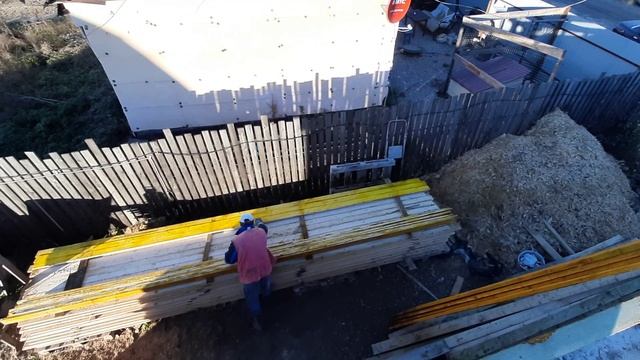 Готовлю лаги для перекрытия из арболита и делаю временную крышу.