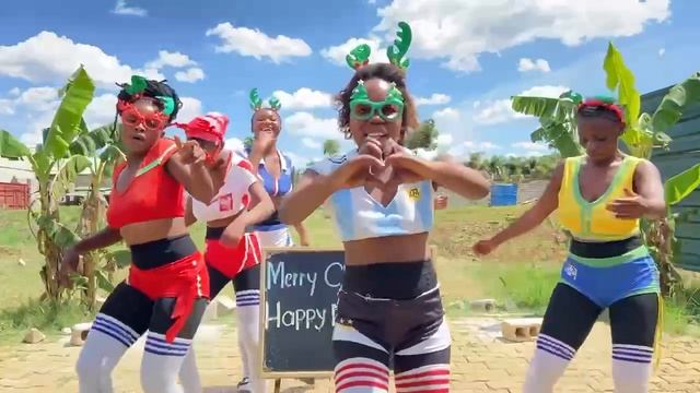 Женская футбольная команда поздравляет с Новым 2025 годом!