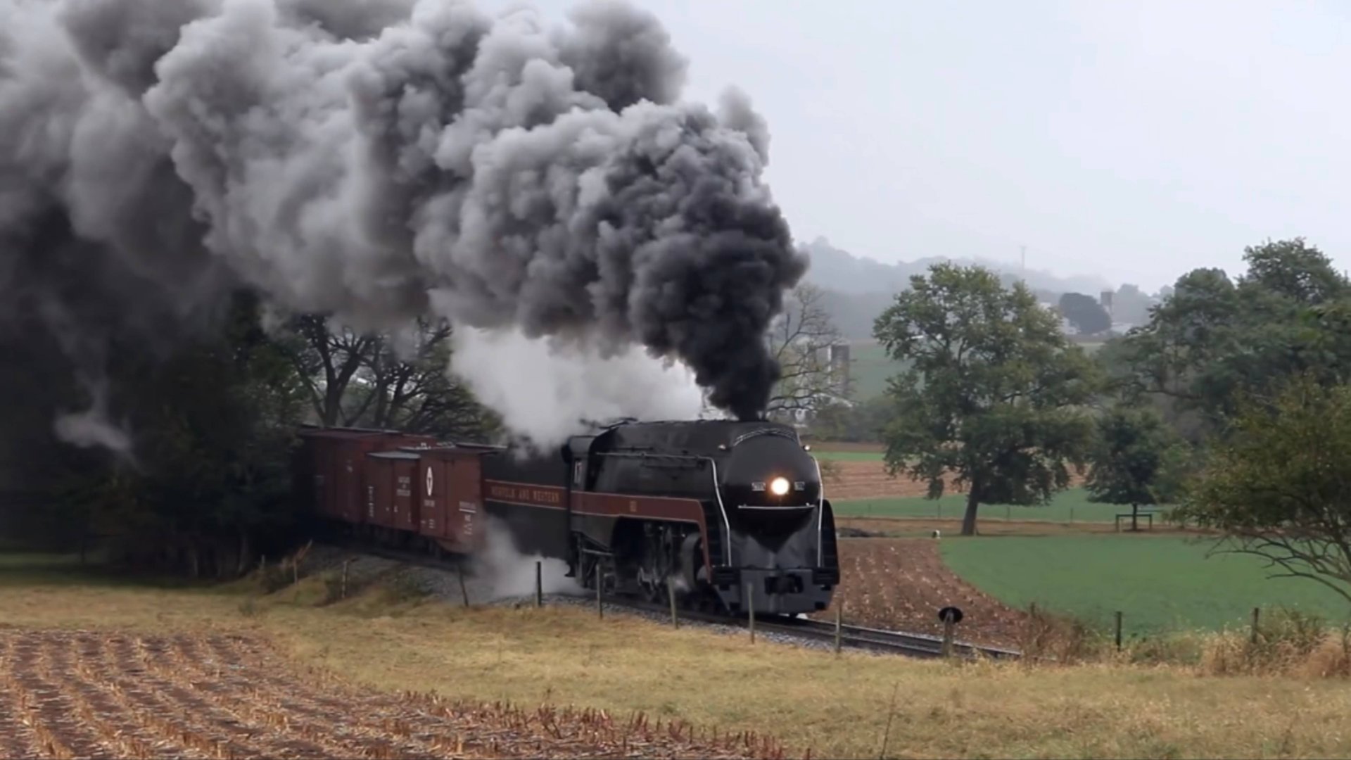 Черный паровоз с дымом 🚂 Познавательно про поезда детям