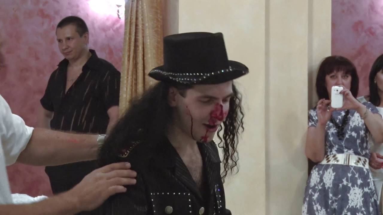 Сквозь стены идущий.