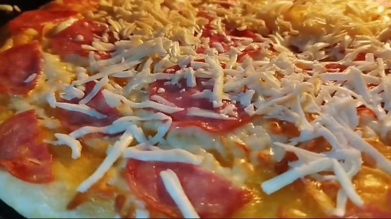 Мы с мамой готовим пиццу