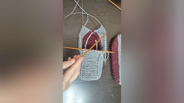 тапочки спицами. Быстро. подробный мастер класс по ссылке https://rutube.ru/video/464ba17c3478c3af1f